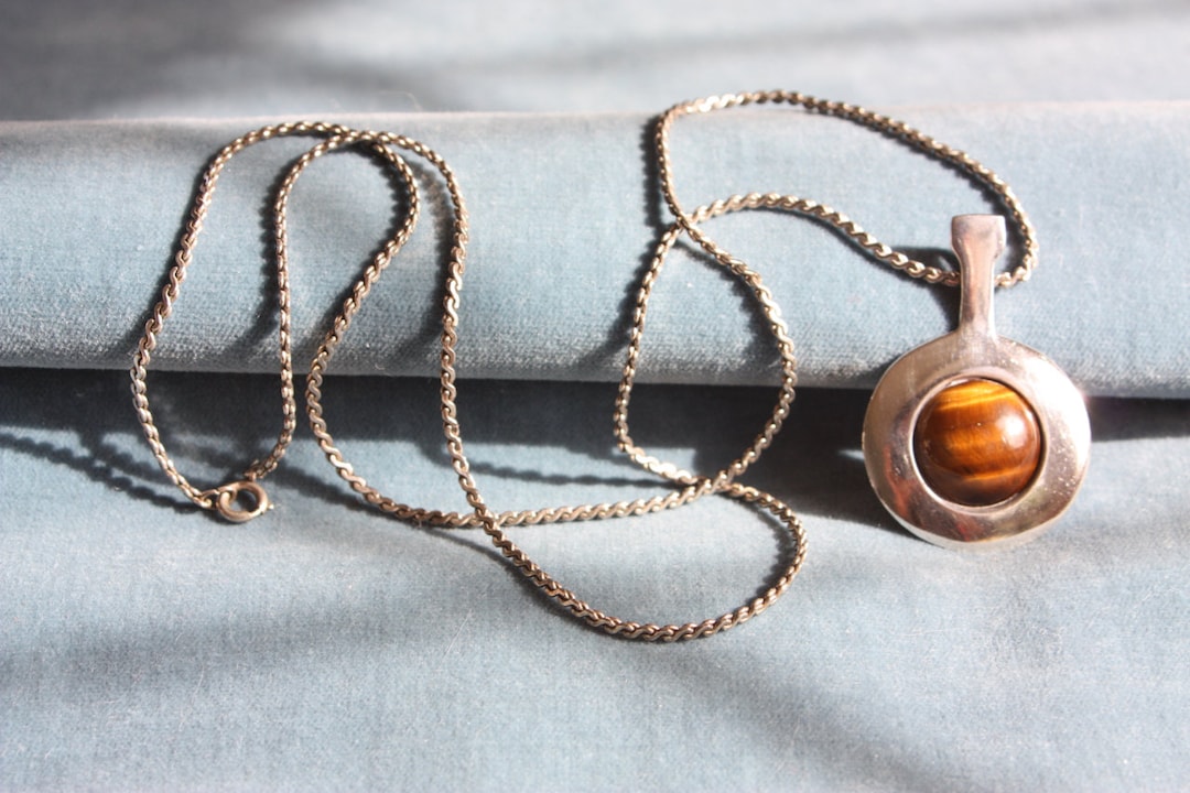 Un pendentif moderniste en argent avec une pierre dœil de - Etsy France