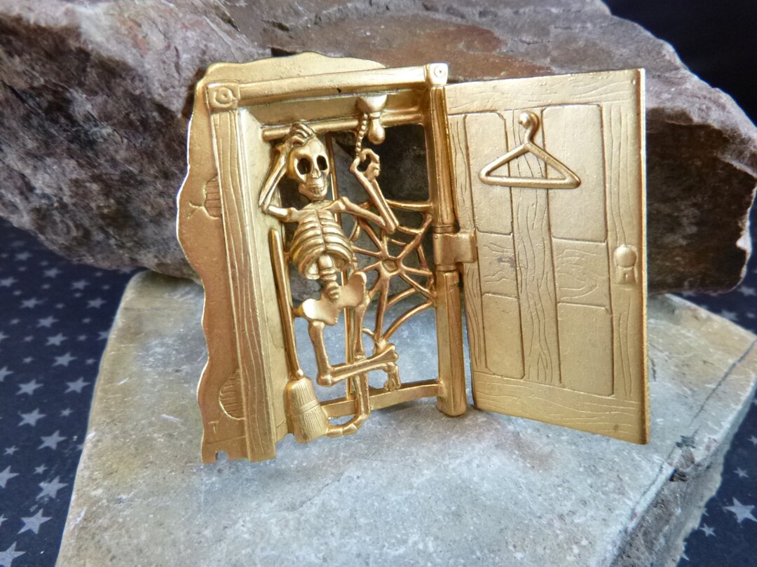 Skeleton in the Closet Spooky Frightful Halloween Open-the-door Vintage ...