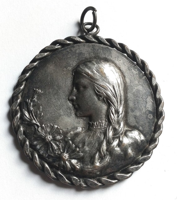 Gorgeous Vintage Medallion - Etsy