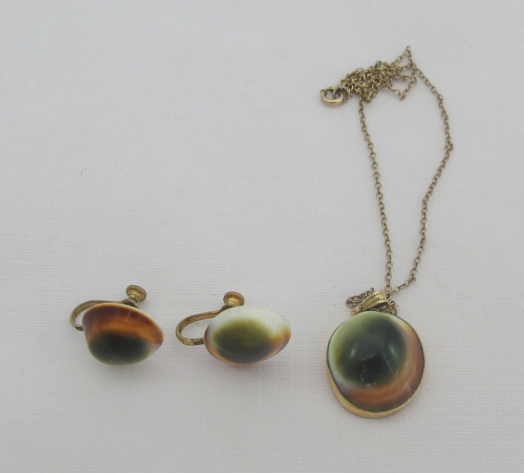 Gold Tone Tone Operculum Shell Pendant W. Chain & Matching Screw Back ...