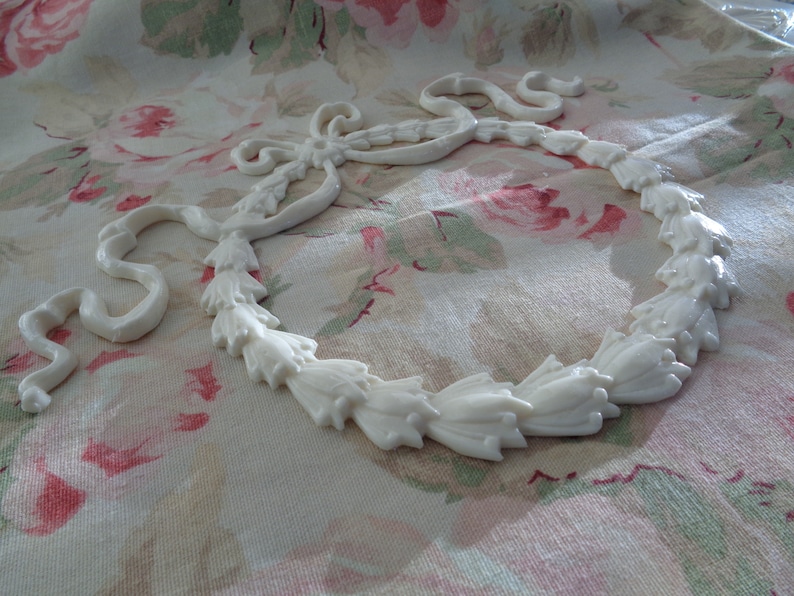 Shabby Chic Laurel Leaf & Berry Wreath - Flexible - Furniture Applique ...