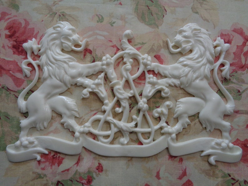 Flexible Large Regal Lions Rampant Leaf Scroll Center Architectural ...