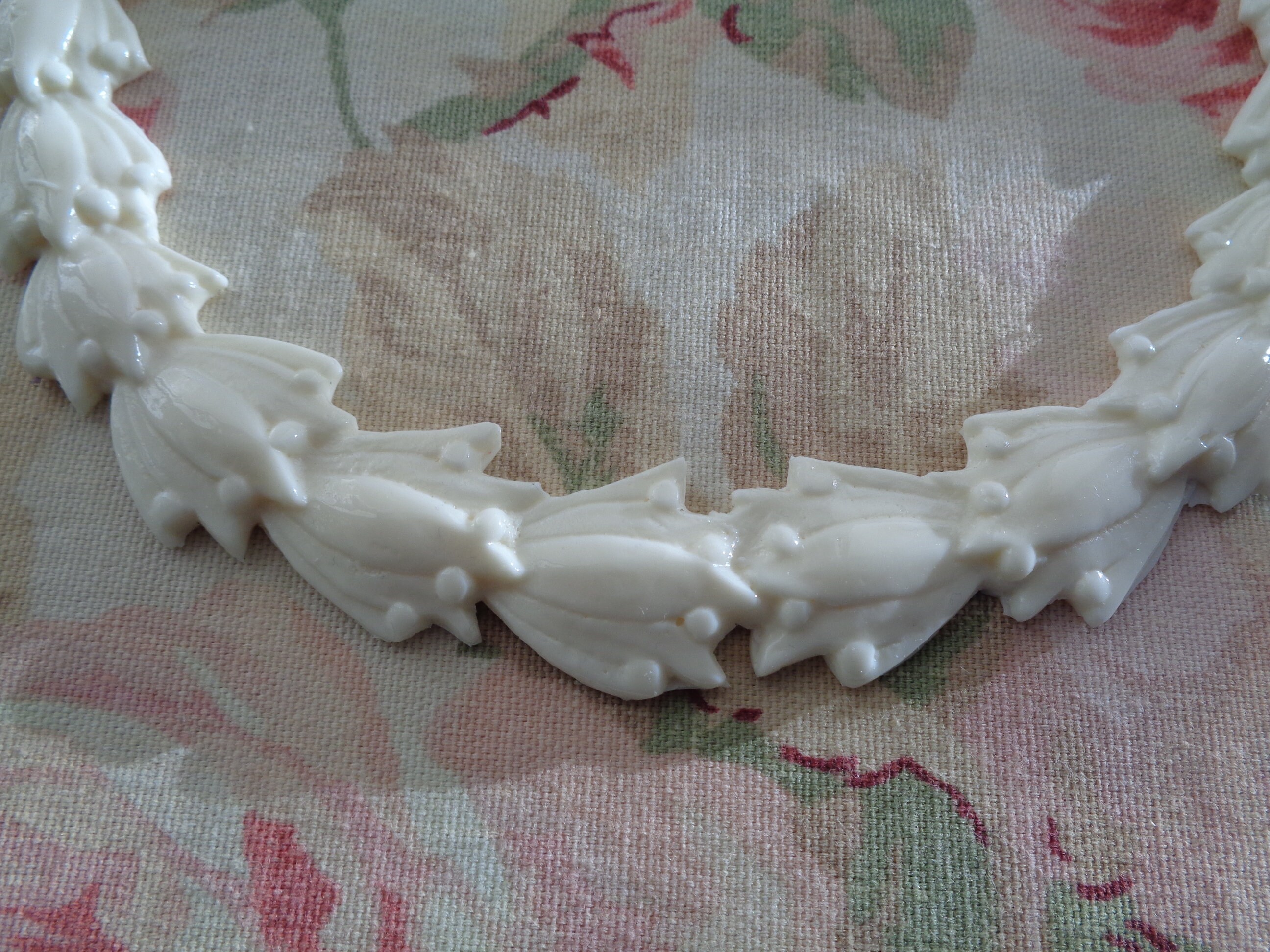 Shabby Chic Laurel Leaf & Berry Wreath - Flexible - Furniture Applique ...