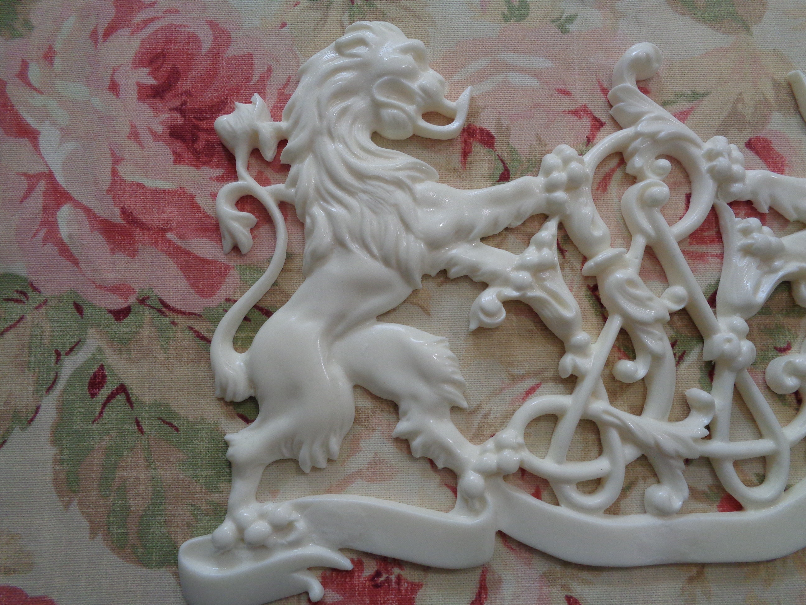 Flexible Large Regal Lions Rampant Leaf Scroll Center Architectural ...