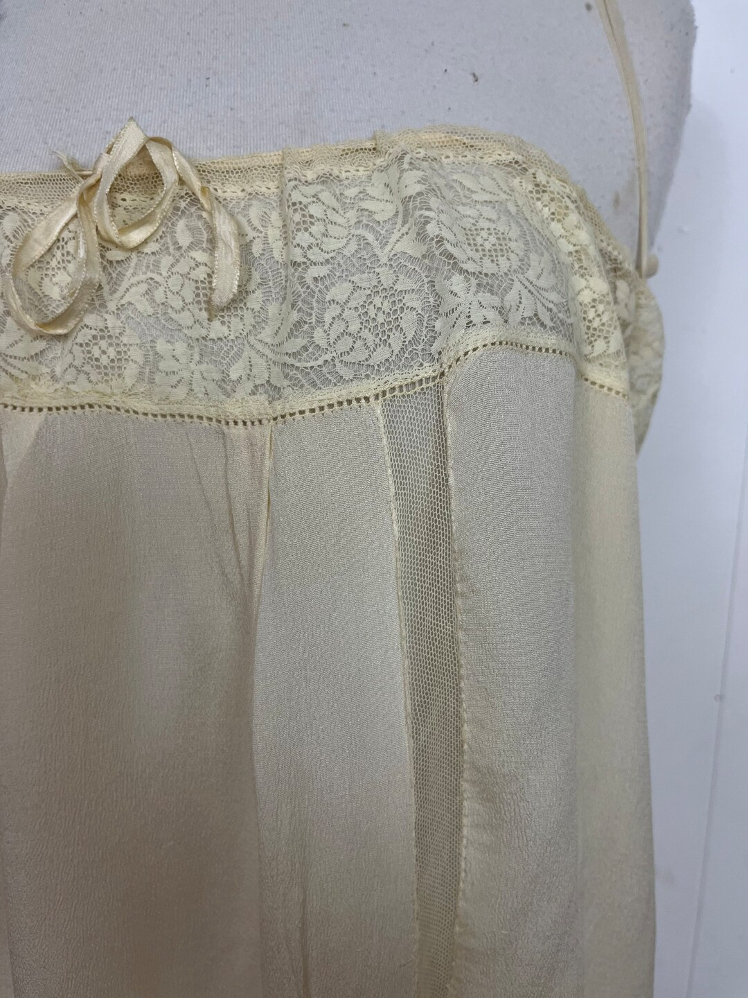 1920s Yellow Paper Silk With Fine Fine Silk Chantilly Lace & Silk Tulle ...