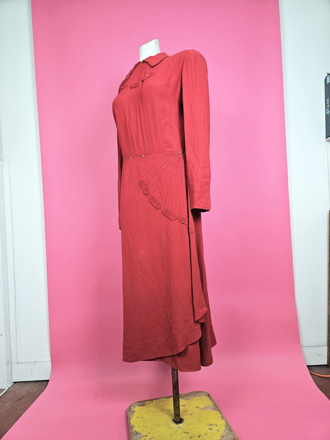 Stunning 1940s Volup Red Crepe Dress Long Sleeves Collar Fab Details ...