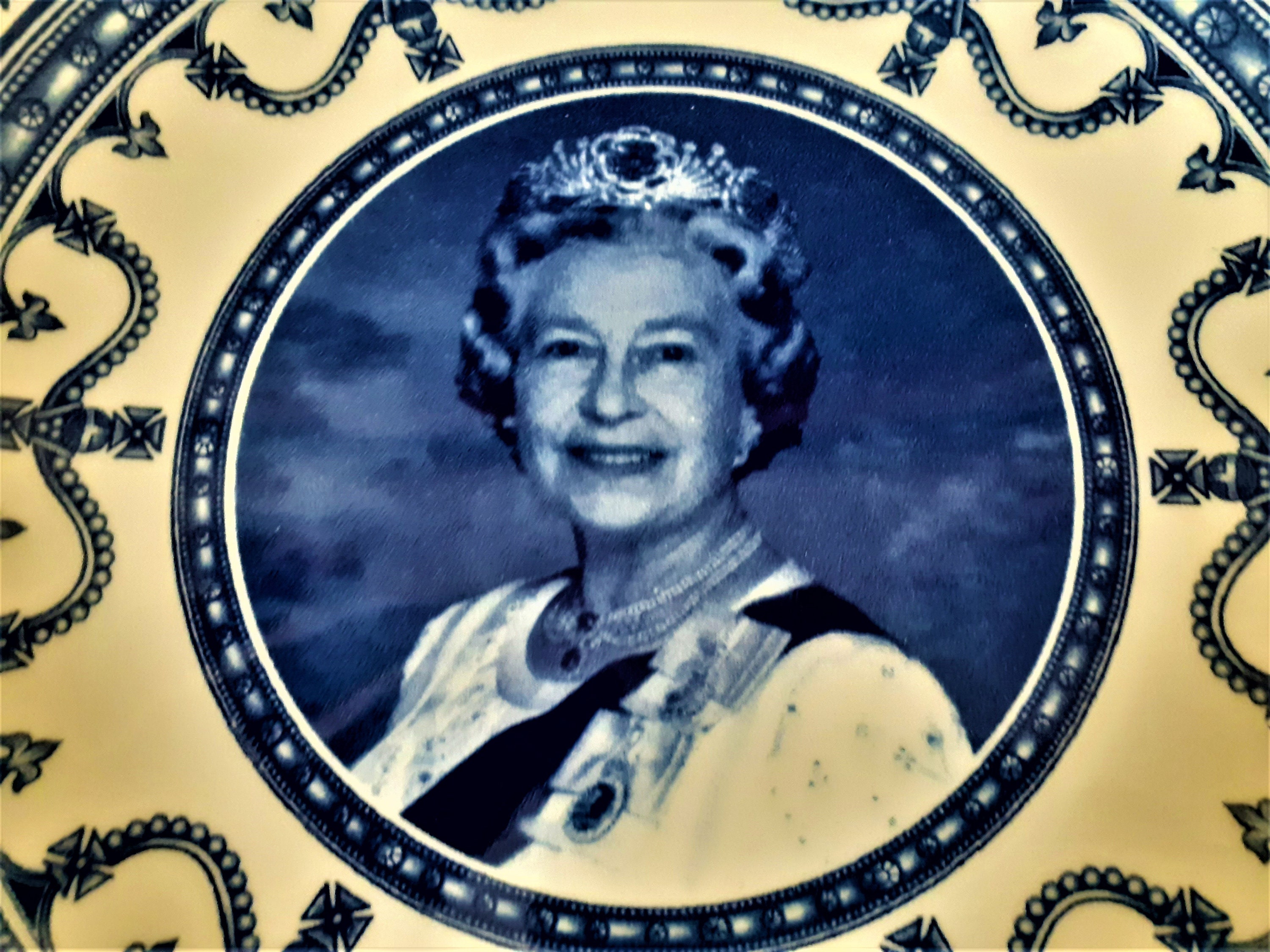 Vintage Wedgwood Queen Elizabeth II & Queen Mother Jubilee Plates ...