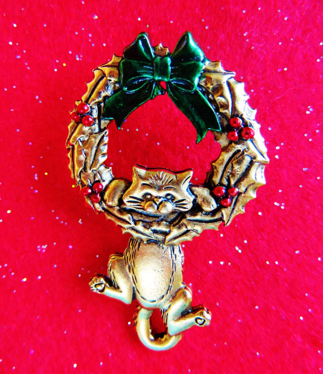 JJ Jonette Antique Gold Cat Hanging From Christmas Wreath Brooch Pin - Etsy
