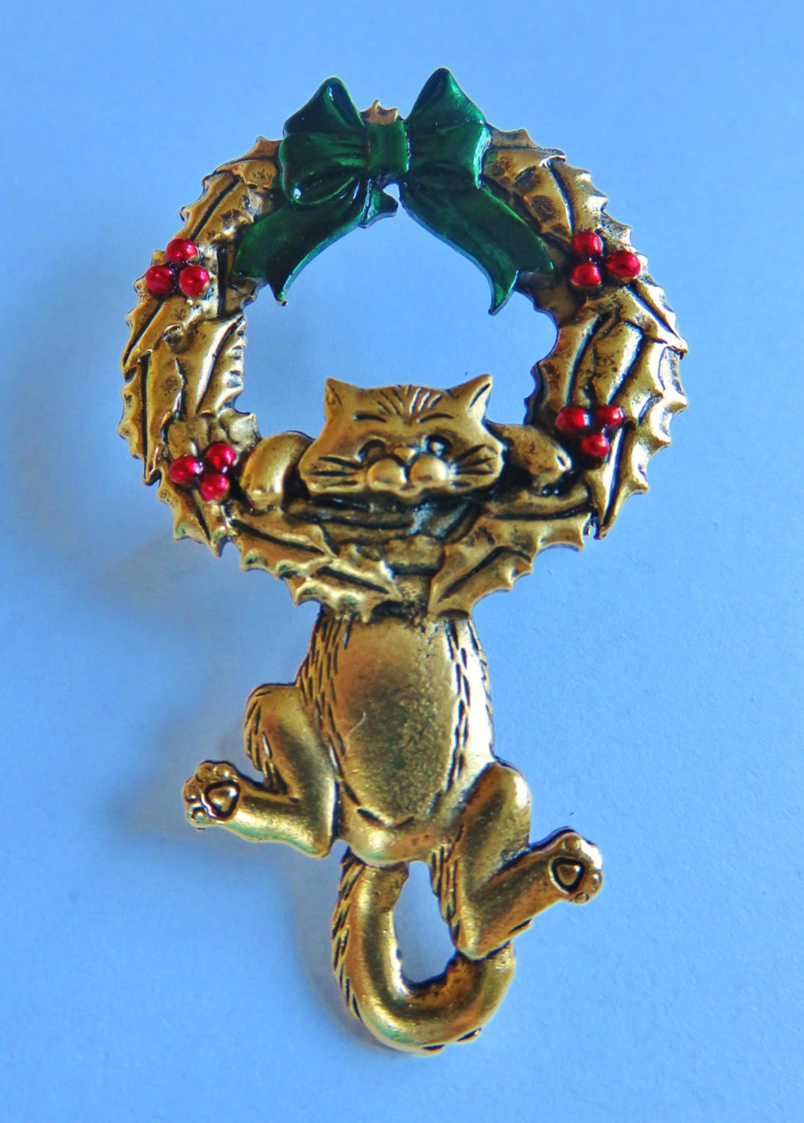 JJ Jonette Antique Gold Cat Hanging From Christmas Wreath Brooch Pin - Etsy