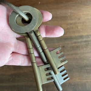 Vintage Brass Skeleton Keys Set of 3 Large Keys on Ring - Etsy