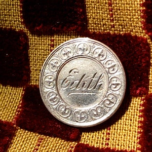 Love Token Edith - Etsy