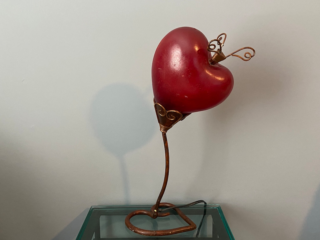 Beautiful Vintage Heart Shaped Accent Lamp With Metal Stem Heart Base ...