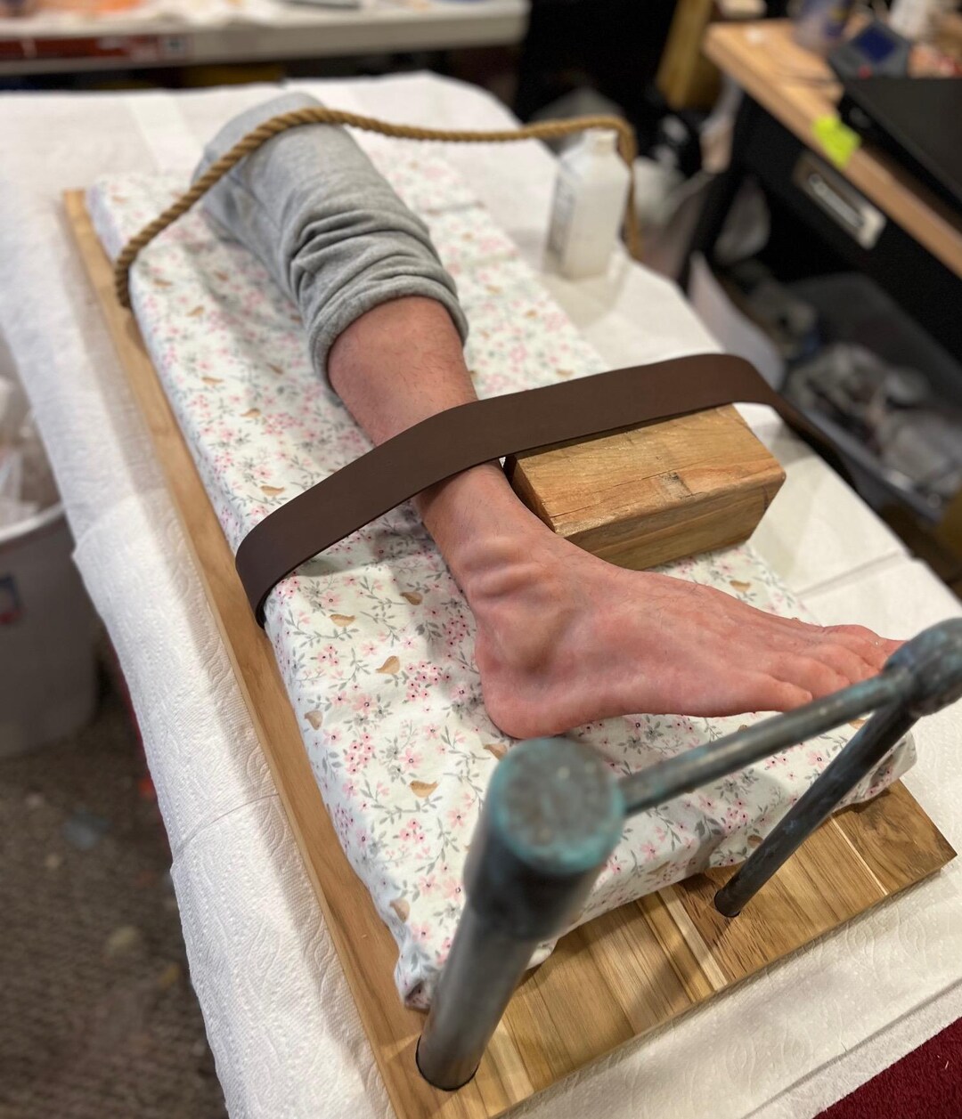 1:1 Full-sized Misery Hobbled Silicone Leg Display James Cann Reiner ...