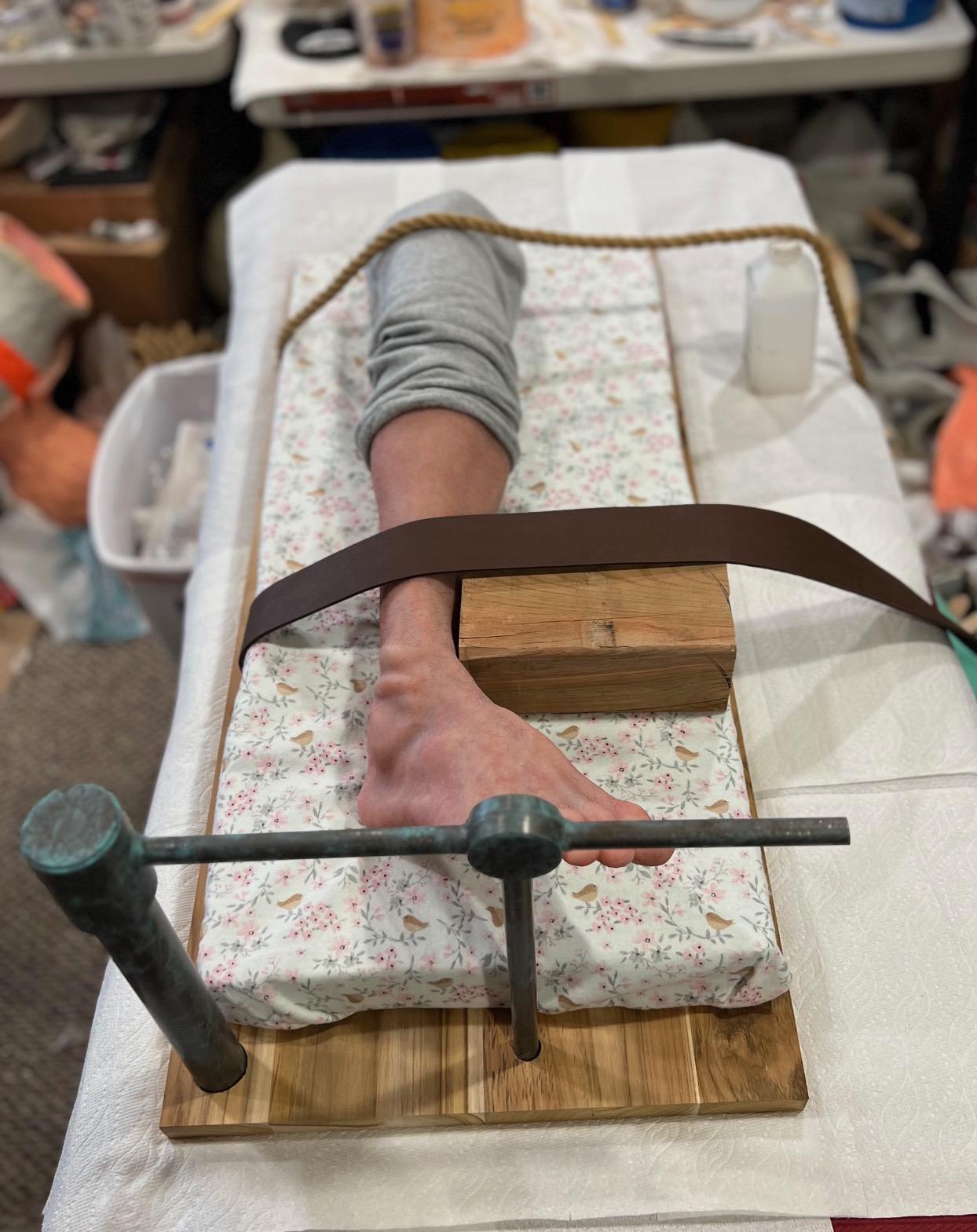 1:1 Full-sized Misery Hobbled Silicone Leg Display James Cann Reiner ...