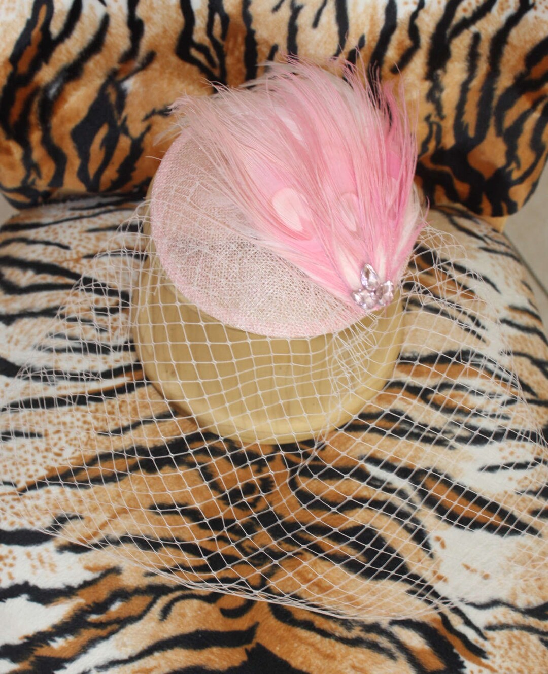 Fascinateur Sinamay Rose avec Plumes de Paon et Pinup Voile - Etsy France
