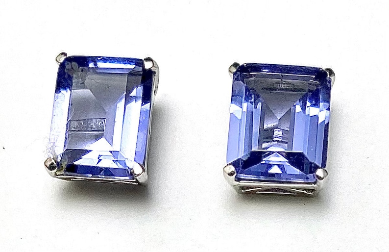 E40810P Classic Mt St Helens Helenite Emerald Cutting Studs Earrings ...