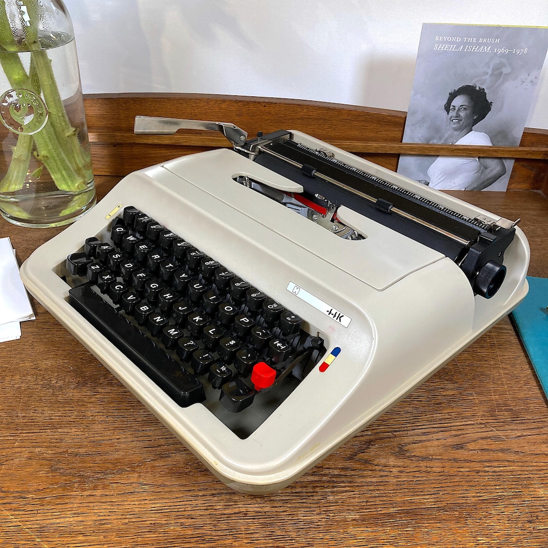 Olivetti-underwood Typewriter, 1977, QWERTY Keyboard, With Tab System ...
