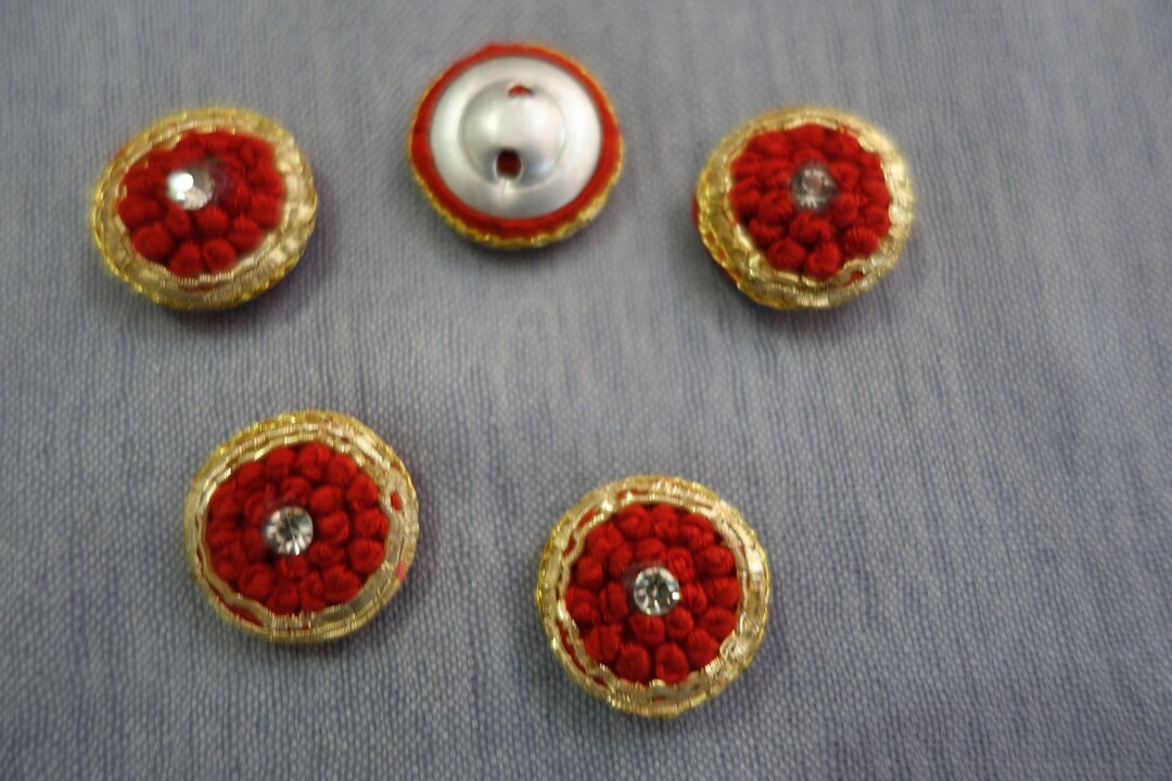 Bottone ricamato a mano Bottone con cristallo Bottoni in oro rosso Con ...