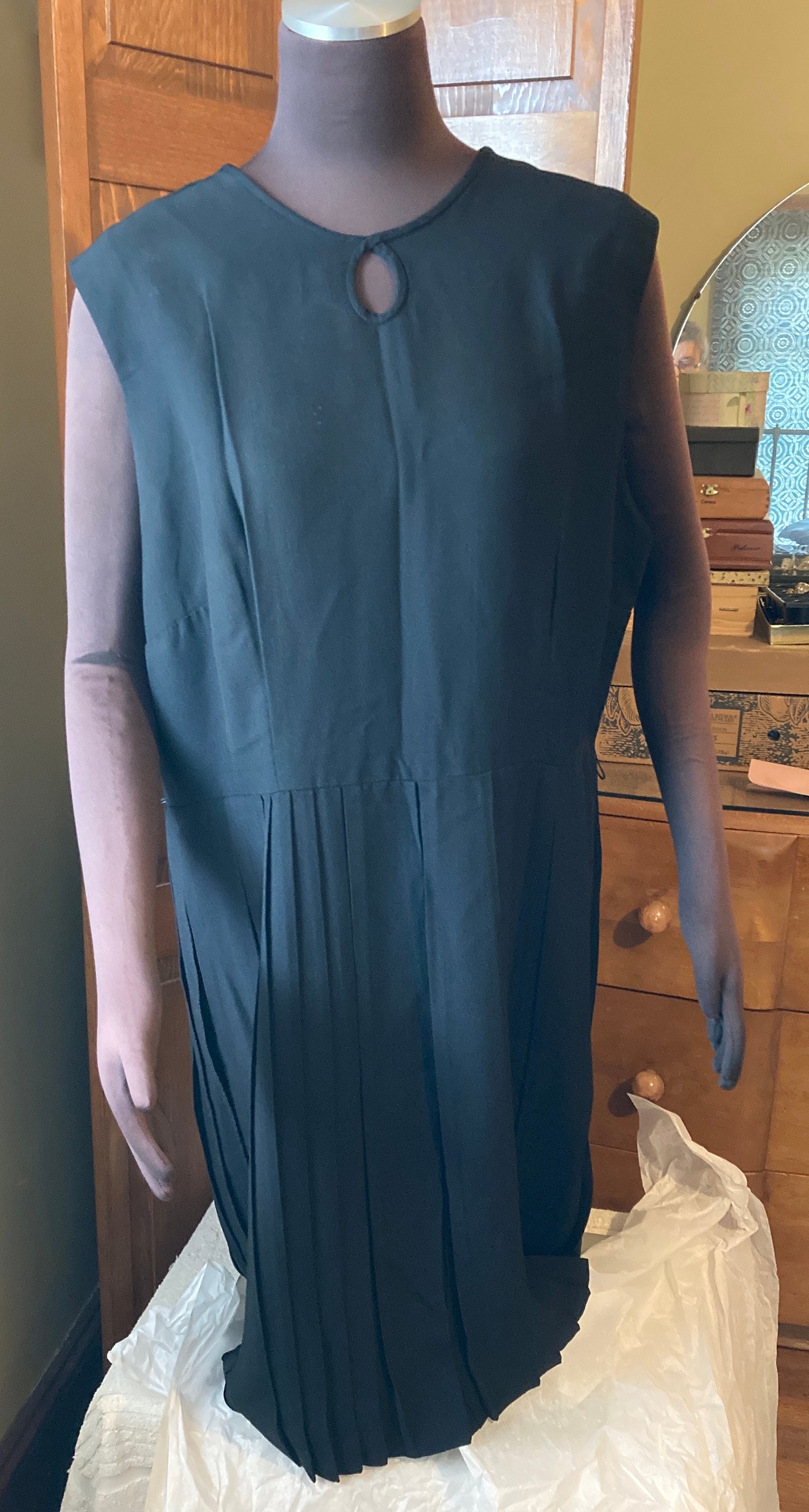 Vintage Key-hole Neckline 1950's 1960's Plus Sized Little Black Dress ...