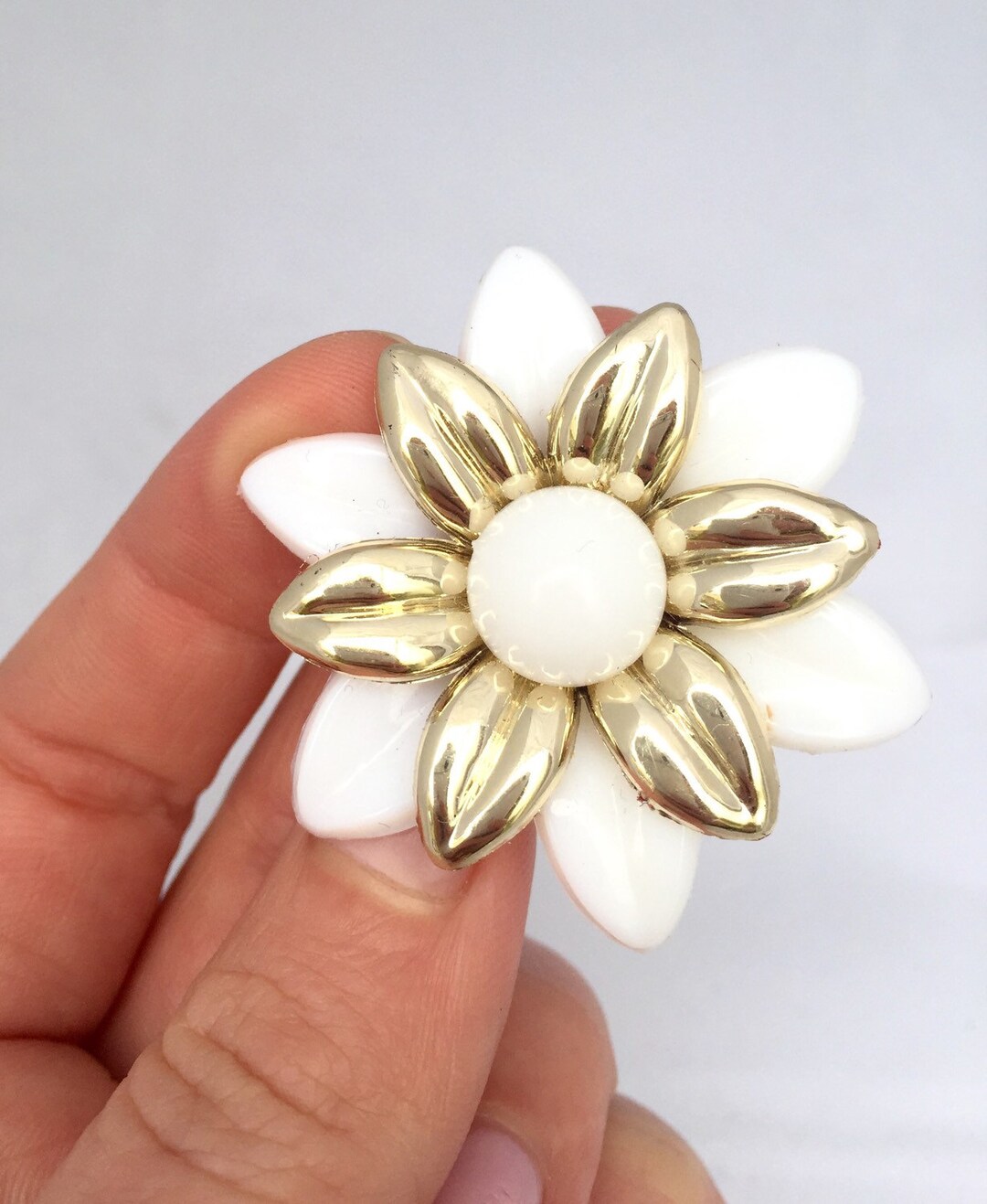 Vintage White Flower Brooch White & Gold Plastic Vintage Pin, Light ...