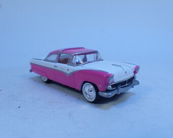 Victoria Key Chain - Etsy