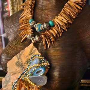 Flowering Jasper Onyx Slab With Quartz & Geodes on a Coconut Fringe ...
