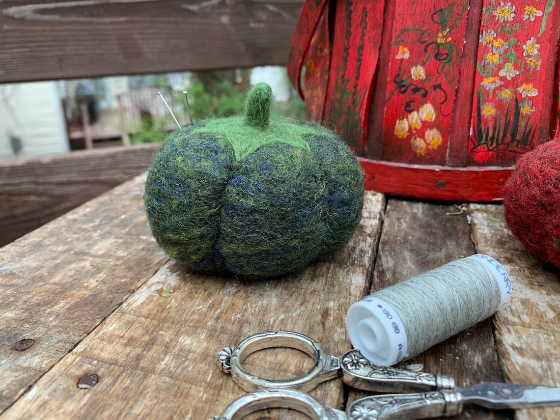 Needle felted tomato pincushions | Etsy