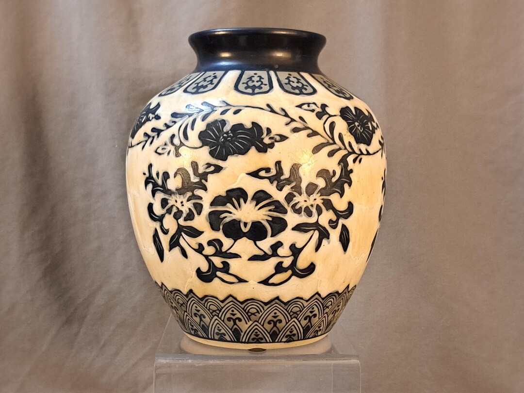 Reproduction Antique Chinese Black and White Vase Decorative Chinese ...