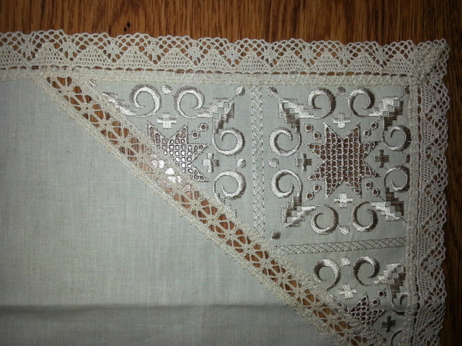 Small Tablet Very Well Done Scandinavian Hand Lace and Embroidered on ...