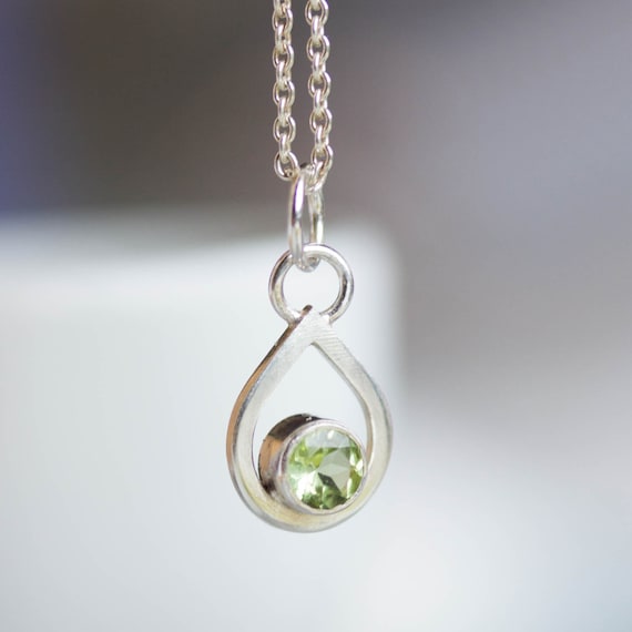 Etsy peridot necklace store