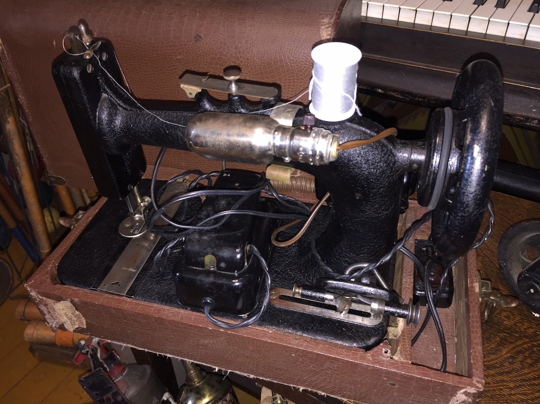 New Home Shuttle Sewing Machine, Very Solid, Great Old Time Look, Just ...