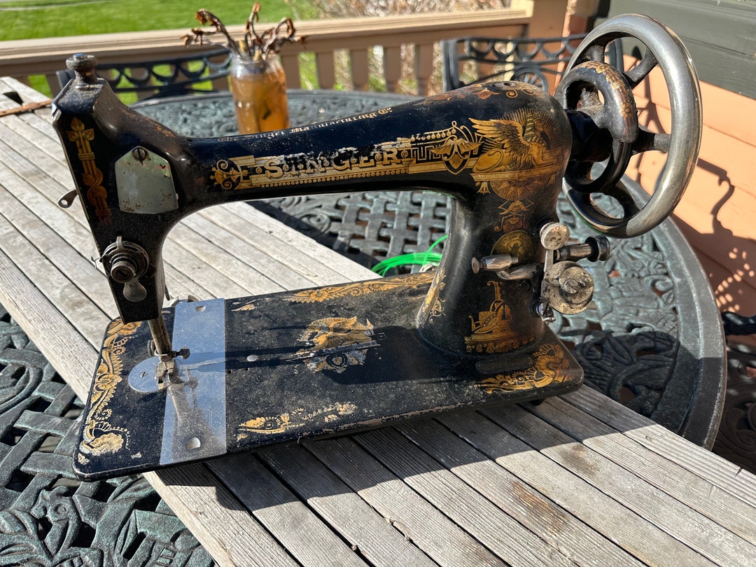 Singer Sewing Machine, Very Solid, Great Old Time Look, Just Like ...