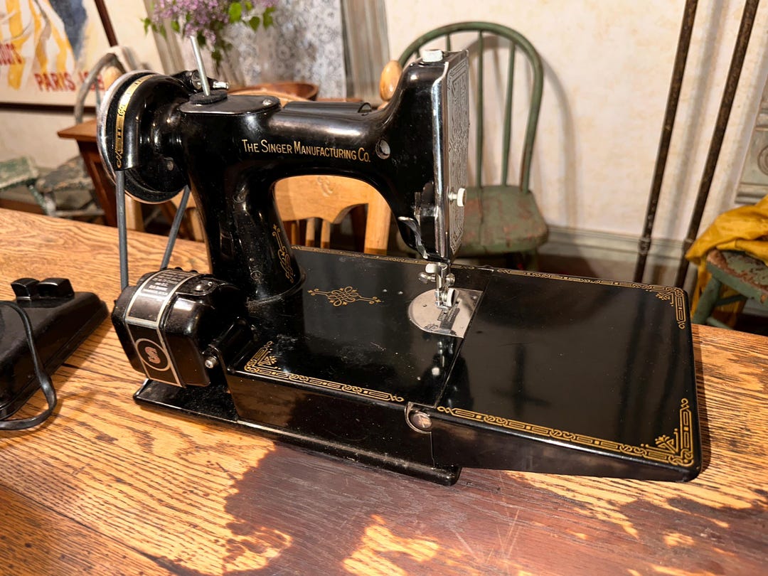 Singer Featherweight 221-1 Sewing Machine W/ Case & Foot Pedal and ...