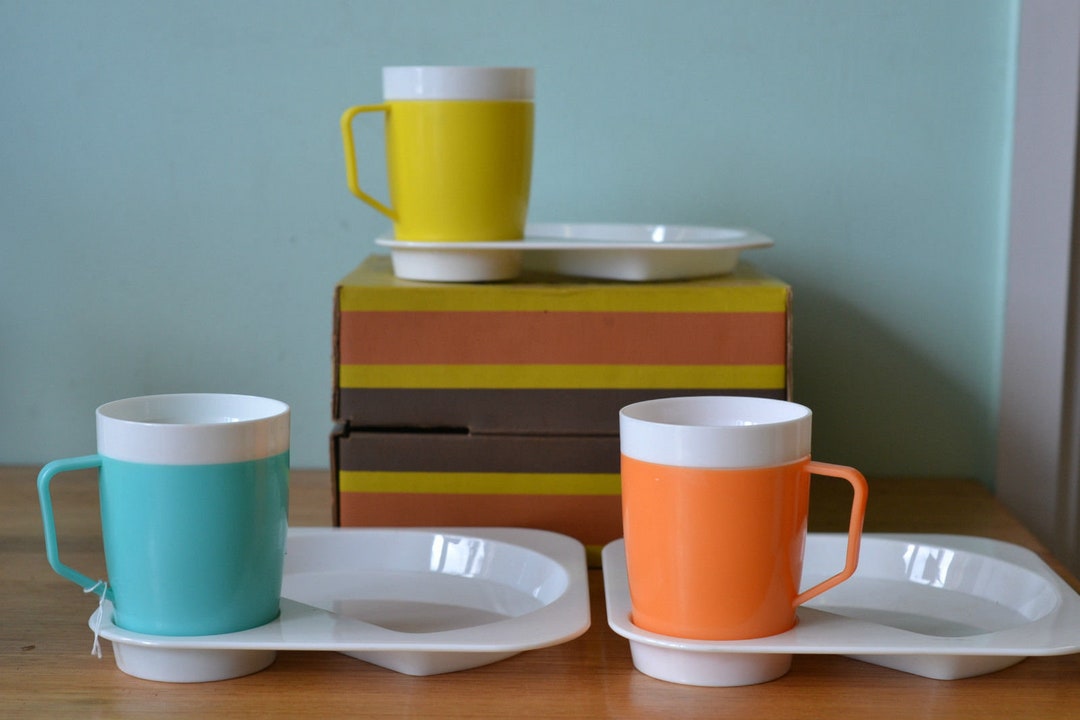 Vintage Decor Insulated Cups and Tv Dinner Plates Picnic Ware Caravan ...