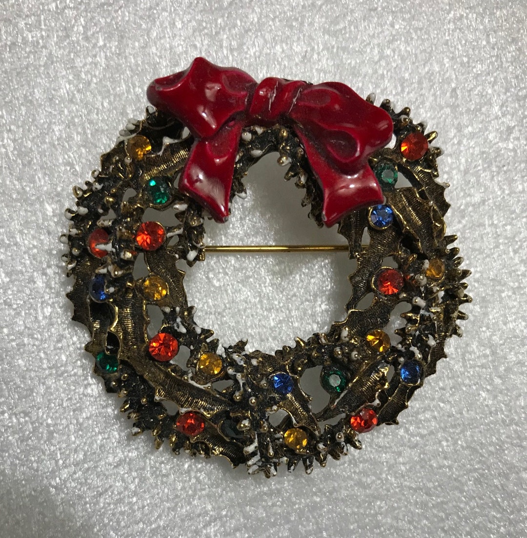 Vintage Art Wreath Christmas Pin, Gold Tone With Red and White Enamel ...