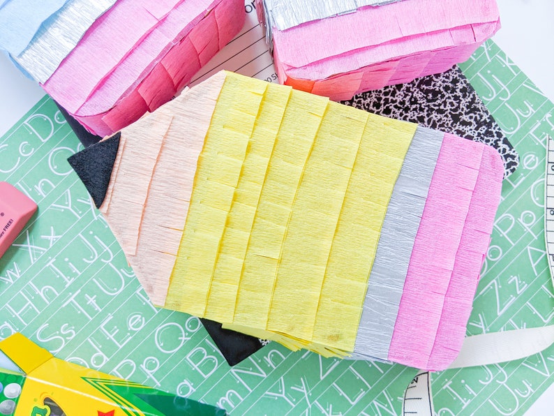 Mini piñata de lápiz amarillo / Regalo de regreso a clases ...