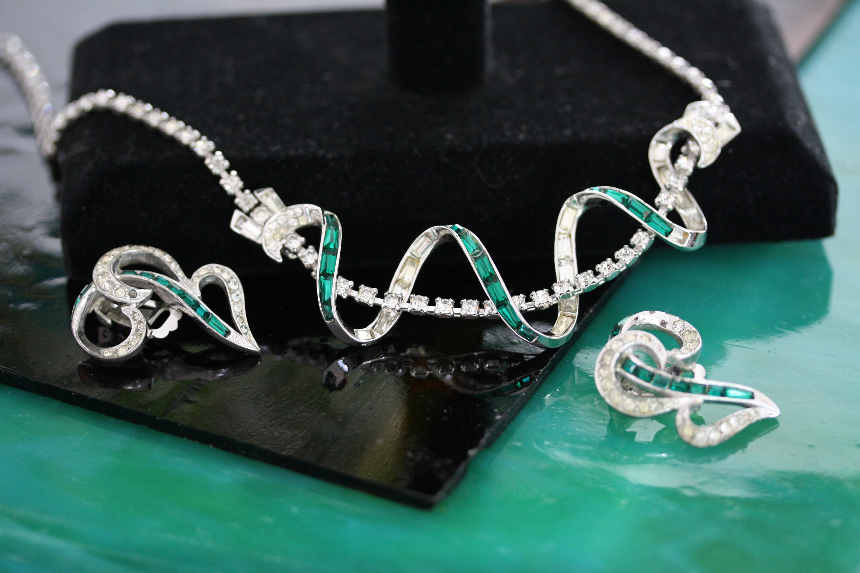 Boucher Exquisite Silver Art Deco Emerald Crystal Ribbon Choker and ...