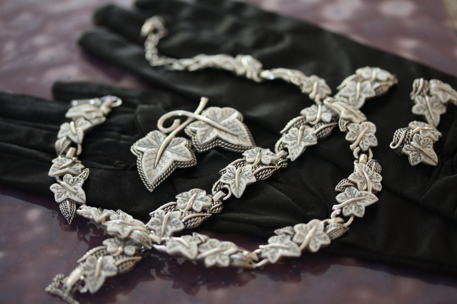 Incredible, Boucher 1950s Thermoset Ivy Parure - Etsy