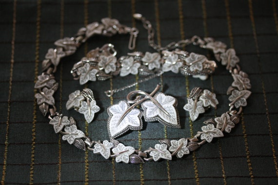 Incredible, Boucher 1950s Thermoset Ivy Parure - Gem