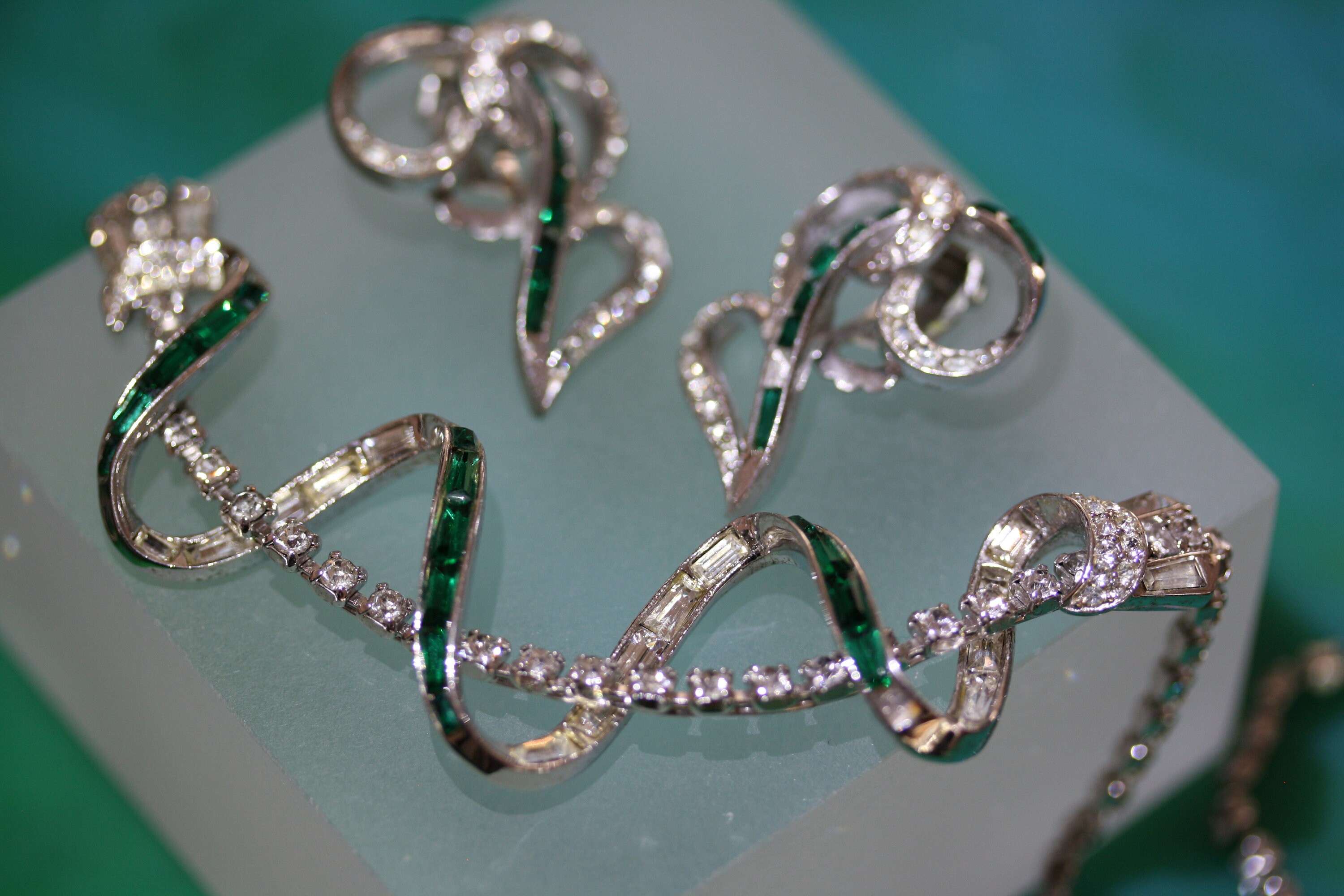 Boucher Exquisite Silver Art Deco Emerald Crystal Ribbon Choker and ...