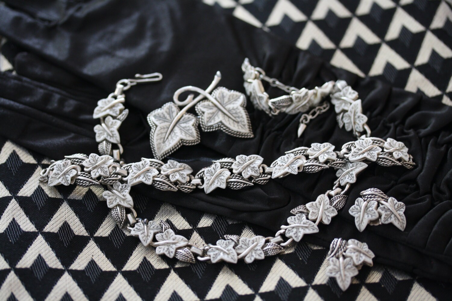 Incredible, Boucher 1950s Thermoset Ivy Parure - Etsy