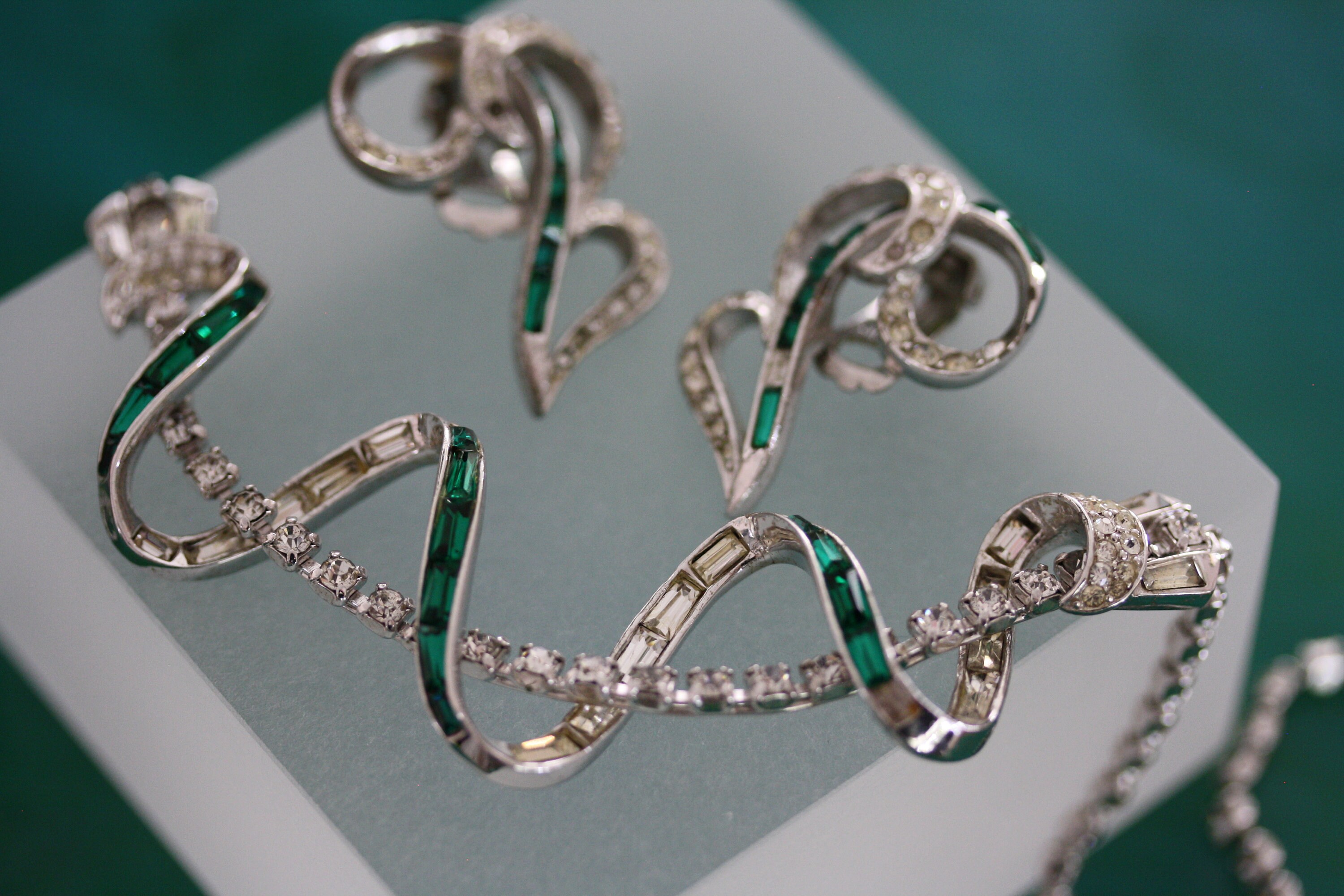 Boucher Exquisite Silver Art Deco Emerald Crystal Ribbon Choker and ...