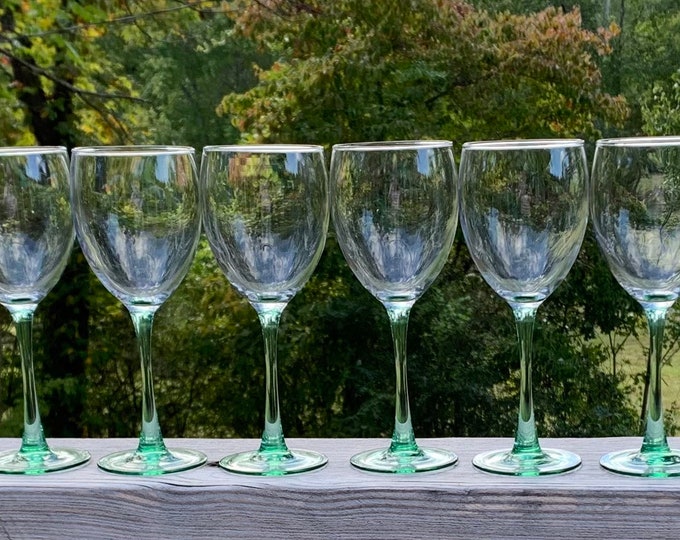 8 Wine Glasses With Green Stem And Clear Bowl So Pretty Etsy