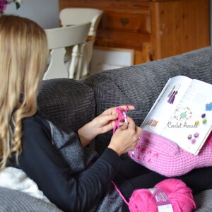 Suzi Owl Book/tablet Holder CROCHET PATTERN PDF| Tablet Pillow Crochet ...