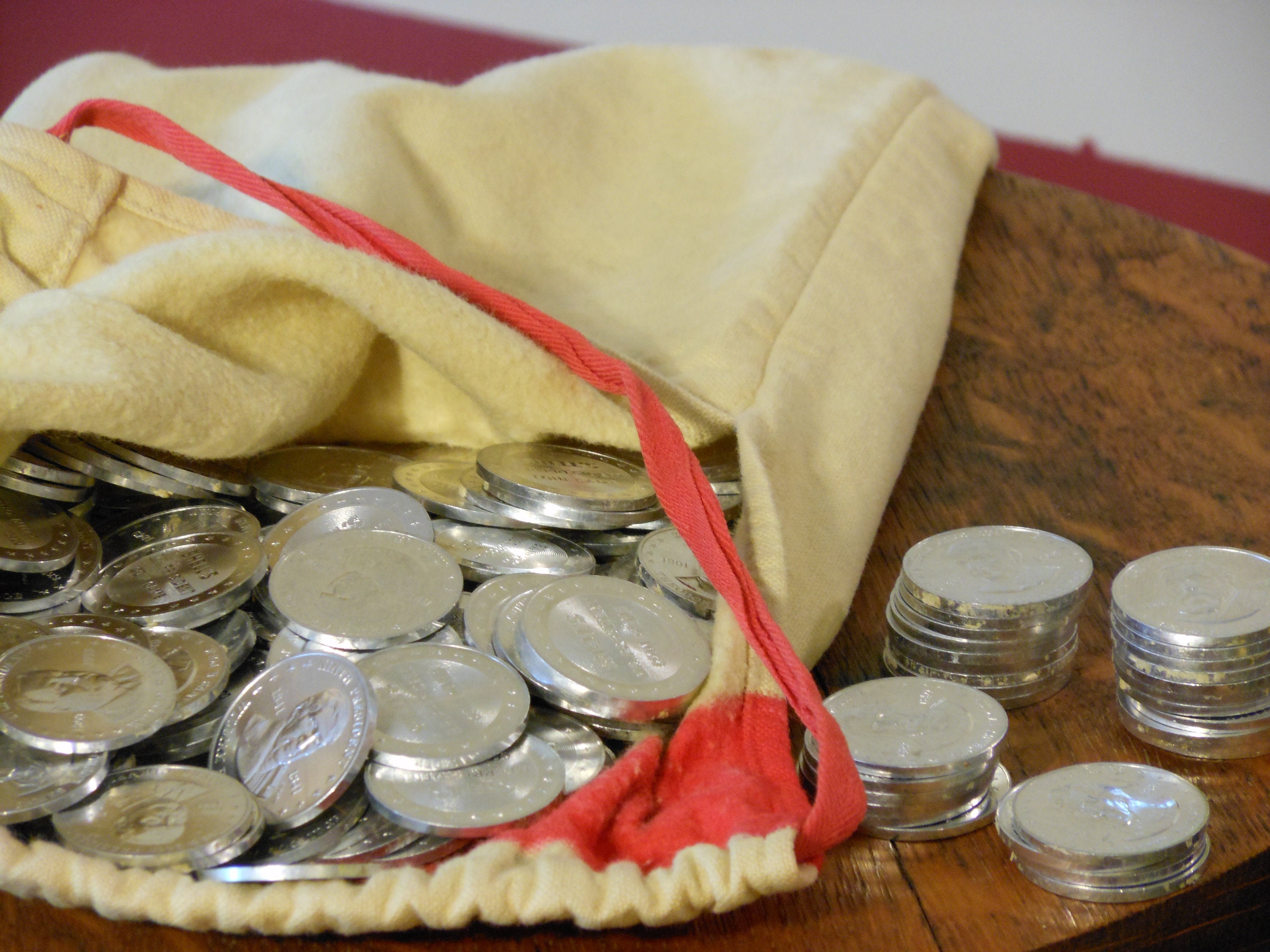 Over 300 Vintage Shell's Presidents Coin Game Coins