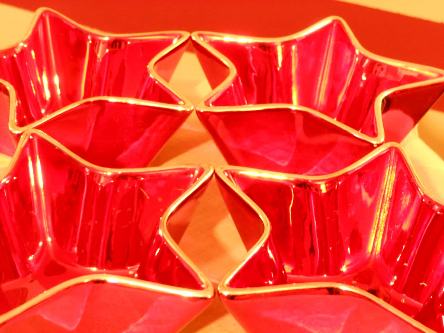 4 Metallic Red Star Shaped Snack Bowls With Silver Lining 4-metallic-red-star-shaped-snack-bowls-with-silver-lining