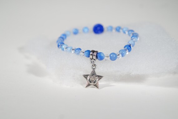 Items similar to Crystal and blue conch bead bracelet with Czech glass ...