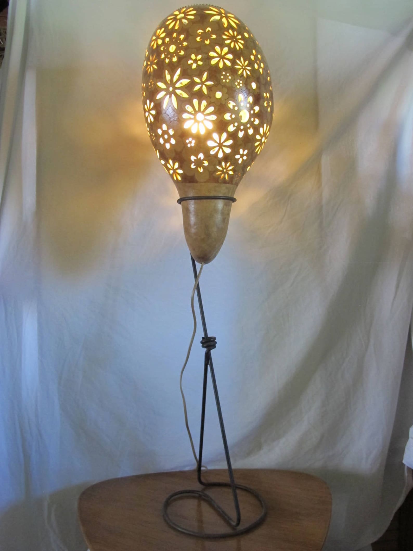 Lampe originale en gourde calebasse motif fleurs sur un pied en fer forgé - Etsy France