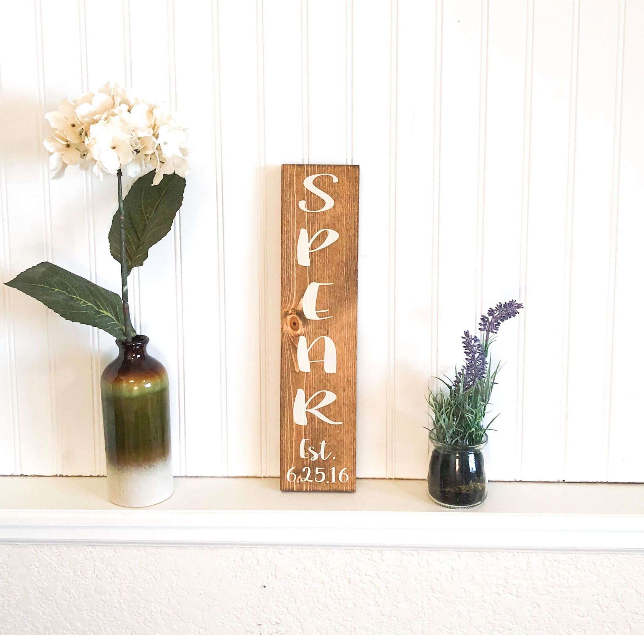 Small vertical wood sign / Personalized last name sign / Name | Etsy