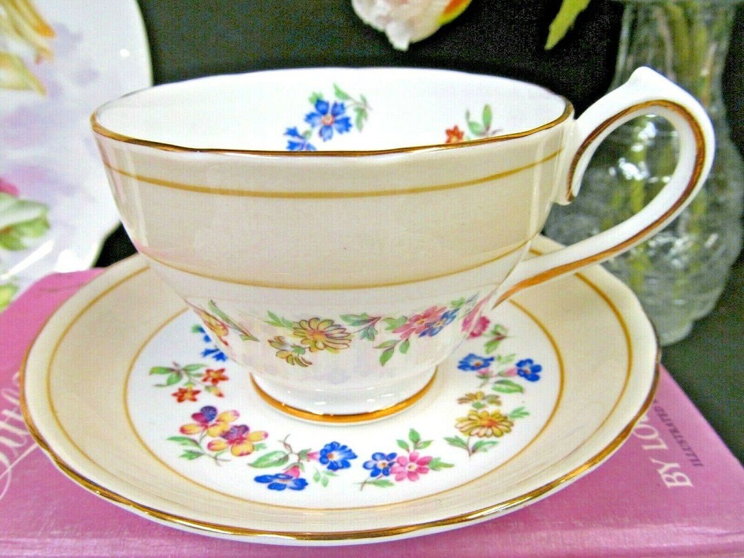 ROYAL CHELSEA Tea Cup and Saucer Floral Garland Cream Band Teacup ...